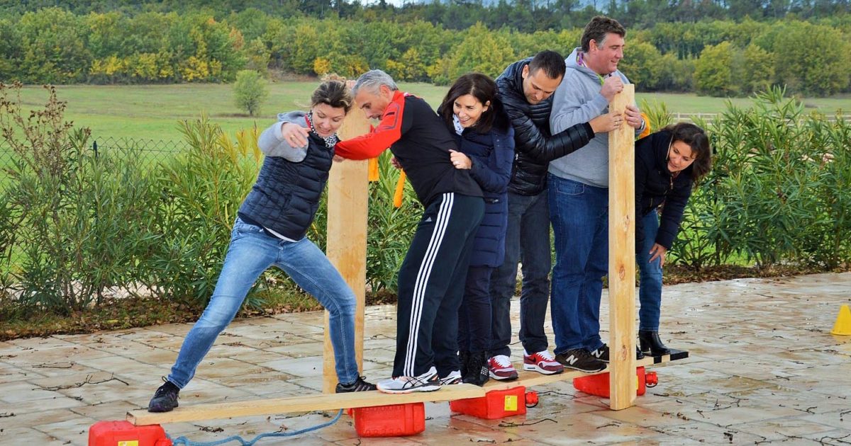 TEAMBUILDING: DEFINITION AND EXAMPLES | COMPLET